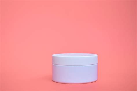 둥근 흰색 플라스틱 화장품 항아리 분홍색 배경에 고립 된 레이아웃 3차원 형태에 대한 스톡 사진 및 기타 이미지 3차원 형태 개념 공란 Istock