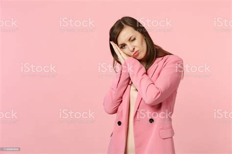 재미의 초상화 스튜디오에서 파스텔 분홍색 벽 배경에 고립 된 얼굴 근처의 손으로 자 켓을 입고 걱정 여자를 의아해 사람들은 진심으로 감정 라이프 스타일 개념입니다 복사