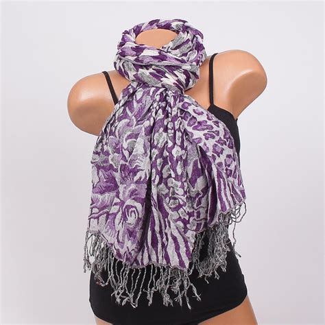 Ефектен дамски шал в лилаво и бяло с ресни и рози Розы Шале Модели