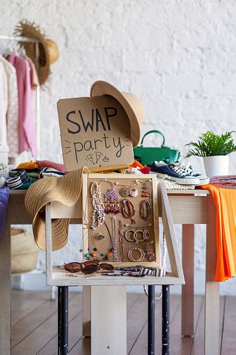 스왑 홈 파티에서 젊은 여성 옷 신발 가방 친구 간의 보석 교환 제로 폐기물 쇼핑 환경 친화적 인 개념 지속 가능한 라이프 스타일 대학 생활 0명에 대한 스톡 사진 및 기타