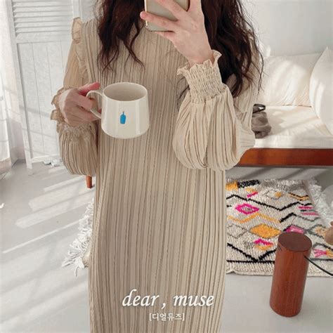 헤라 셔링 프릴 하이넥 주름 롱 원피스 아이보리 블랙