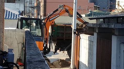 포크레인포클레인 굴착기 골목길 땅도로 파는 소리 Youtube