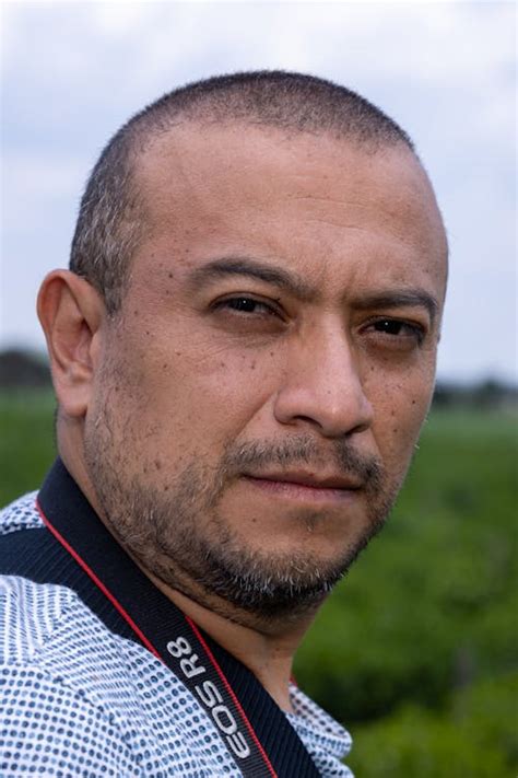 검은 머리 귀걸이 남자 빨간색 배경 수직 쐈어 얼굴 열쇠 짧은 머리 초상화에 관한 무료 스톡 사진