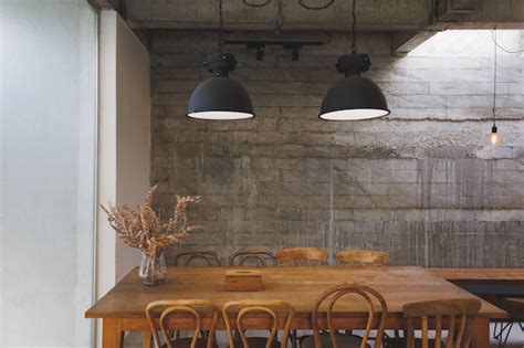 어두운 색상의 로프트 스타일의 카페 인테리어 레이아웃 다양한 커피의 오픈 스페이스 인테리어 보기 오픈 커피숍 배경xa 프리미엄 사진