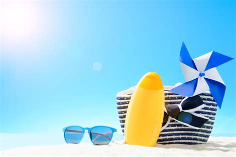 해변 모래 해변에서 휴식 하는 액세서리와 가방 복사 공간을 가진 푸른 하늘 0명에 대한 스톡 사진 및 기타 이미지 0명 가방 개인 장식품 Istock