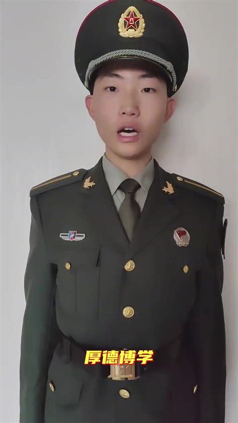 「被帅到！小伙借试衣间换装秒变帅气兵哥哥」帅气换装的小伙是国防科大学员 近日，河南南阳，一男子提着包到服装店询问是否可以借用试衣间换衣服，征得