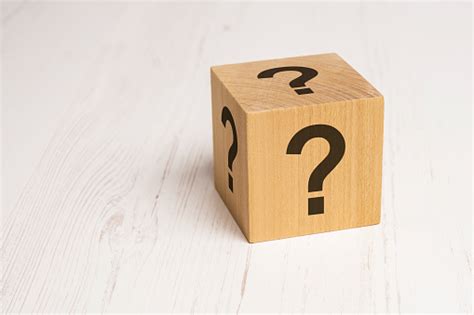 흰색 나무 테이블 배경에 검은 물음표가있는 나무 블록 비즈니스 팀워크 개념 물음표에 대한 스톡 사진 및 기타 이미지 물음표