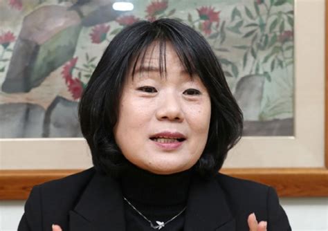 정의연 부실회계 의혹 윤미향 의원 수사 3개월 만에 검찰 출석 서울경제