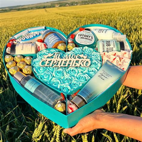Бірюзове серце з косметикою і солоденьким💙