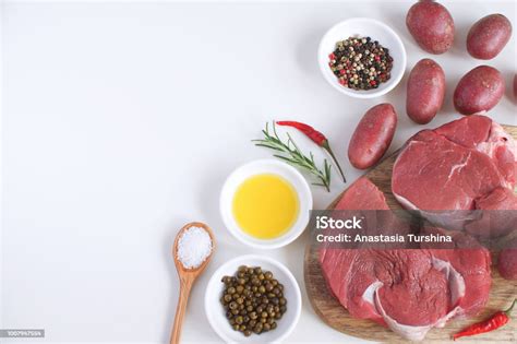 올리브유 향신료 뜨거운 소금 나무 스푼 후추 로즈마리 요리 개념 요리 개념 흰색 배경 평면도 복사본 공간 플랫 누워 신선한 생고기 쇠고기 스테이크 0명에 대한 스톡 사진 및