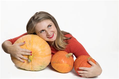 할로윈 축하를위한 호박을 준비한 아름다운 중년 금발 여성의 초상화 엽서 및 초대장 또는 광고를위한 모형 10월에 대한 스톡 사진 및 기타 이미지 Istock