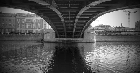 배경 화면 검은 단색화 건축물 건물 반사 사진술 대칭 다리 강 아치 어둠 수로 검정색과 흰색 흑백 사진 3000x1579 Defalt