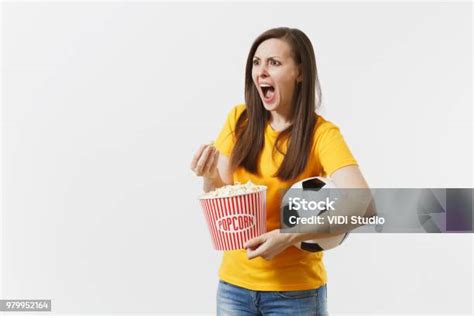 유럽 여자 축구 공 손실의 팝콘 화가 또는 흰색 배경에 고립 좋아하는 팀의 목표의 양동이 들고 축구 팬을 비명 스포츠 놀이 축구 응원 팬 라이프 스타일 개념 T 셔츠에 대한