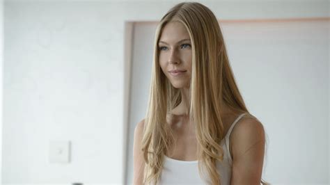 배경 화면 얼굴 금발의 긴 머리 여배우 사진술 흑발 유행 흰 옷 사람 피부 수퍼 모델 크리스탈 보이드 소녀 아름다움 헤어 스타일 사진 촬영