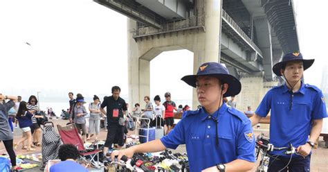 경찰 자전거 타고 한강시민공원 순찰