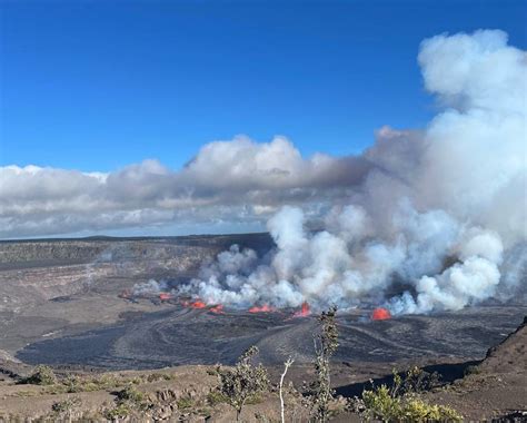 Uekahuna Overlook View Of Kilauea Eruption Scenic Views Kilauea