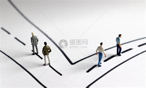 站在两条不同街道上的微型人物高清图片下载 正版图片504491673 摄图网