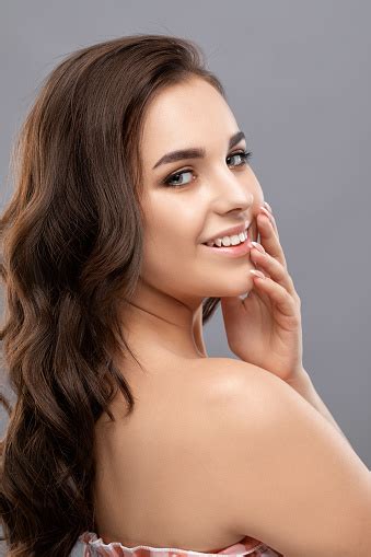 곱슬 머리 건강 깨끗한 피부와 신선한 메이크업갈색 머리 소녀의 초상화 카메라를 들여다보고 있습니다 미용 미용 및 메이크업 컨셉 16 17 살에 대한 스톡 사진 및 기타