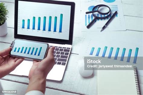 노트북 컴퓨터 화면에 지난 1 년 동안에서 회사의 통계 성능 그래프와 차트 요소입니다 0명에 대한 스톡 사진 및 기타 이미지 0명 개념 경제 Istock