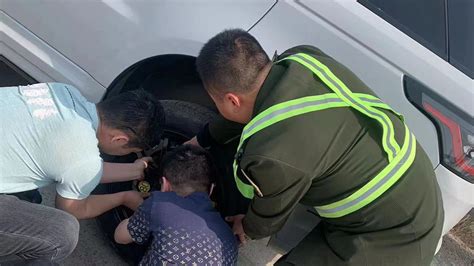 廊坊分公司三河东收费站 ：司机扎胎难行驶 热心服务显真情 情暖司乘