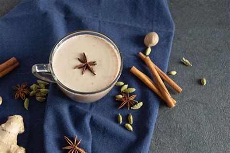 시나몬 스틱 타이 카르다몸 생강 스타 아니스 블랙 페퍼콘 홍차 탑 뷰 와 같은 향기로운 향신료와 허브로 홍차를 양조하여 만든 마살라 차이 가지 식물 부위에 대한 스톡 사진