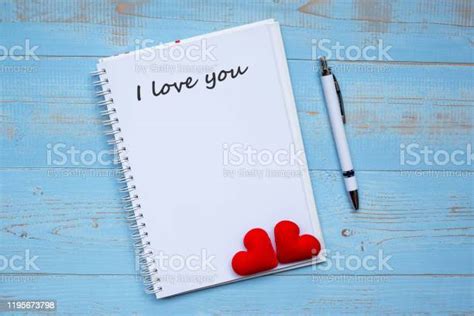 나는 파란색 나무 테이블 배경에 몇 빨간 하트 모양 장식노트북과 펜에 단어를 사랑해요 결혼식 로맨틱하고 해피 발렌타인 데이 휴일 개념 0명에 대한 스톡 사진 및 기타 이미지