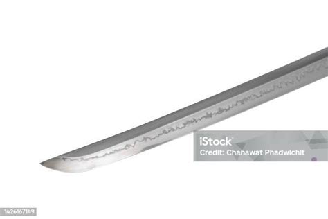 흰색 배경에 일본 검날 부드러운 초점 블레이드 가장자리의 물결 모양 패턴은 대장장이가 블레이드가 부러지지 않도록 만드는 경도 선입니다 초지 하몬 스타일 검에 대한 스톡 사진