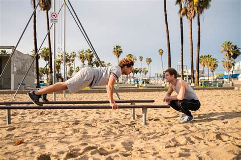 젊은 라틴계 남자는 그를 지원 백인 백인 친구가 그를 지 원하는 바 푸시 업 운동을 하 고 있습니다 20 24세에 대한 스톡 사진 및 기타 이미지 Istock