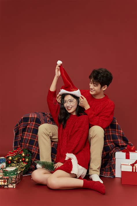 เด็กชายคริสต์มาสช่วยให้สาว ๆ ด้วยหมวกคริสต์มาส Hd ภาพถ่ายคริสมาสต์ ความหวาน จีน ดาวน์โหลดฟรี
