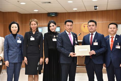 นายพิเชษฐ์ เชื้อเมืองพาน รองประธานสภาผู้แทนราษฎร คนที่สอง รับยื่นหนังสือจากนายรังสรรค์ มณีรัตน์