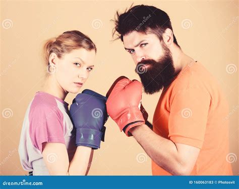 En Flicka Och En Hipster Som Tränar Boxning Idrott För Alla Amateur Boxing Club Lika Möjligheter