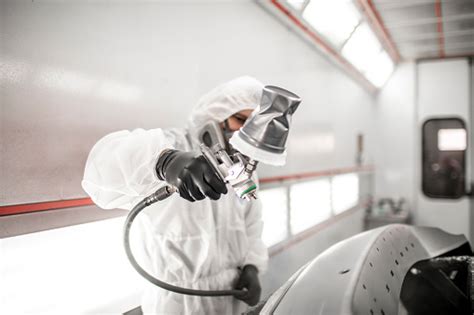 자동차 차체가 게에서 스프레이 건을 사용 하 여 자동차 파트에 페인트를 적용 한 회화 기술자 스프레이 도장에 대한 스톡 사진 및 기타 이미지 Istock