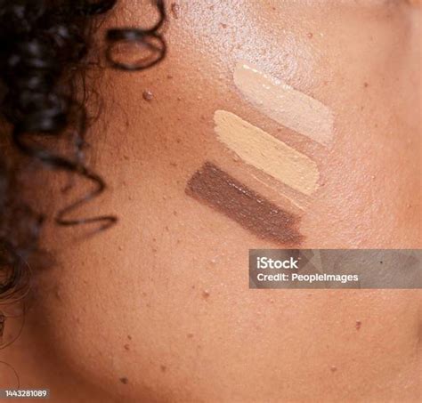 여자 얼굴 줌 및 메이크업 색상 파운데이션 및 화장품 제품에는 브라운의 스킨케어 색조가 있습니다 스킨 토너 얼굴 메이크업 또는 모델 광고 또는 마케팅 화장품을위한 천연