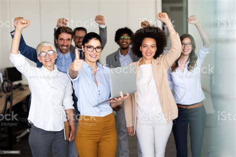 사무실에서 좋은 일을 축하하는 성공적인 다민족 비즈니스 사람들의 그룹 20 24세에 대한 스톡 사진 및 기타 이미지 20 24세 25 29세 30 34세 Istock