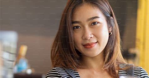 커피숍 카페 직원 사업주에서 카메라를 향해 미소를 짓는 예쁜 젊은 여성 바리스타의 초상화 사진 Unsplash의 식품 서비스 직업 이미지