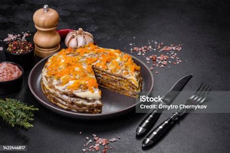 어두운 콘크리트 배경에 검은 접시에 마요네즈와 당근을 곁들인 맛있는 신선한 간 케이크 0명에 대한 스톡 사진 및 기타 이미지 0명 간 내장류 건강한 식생활 Istock