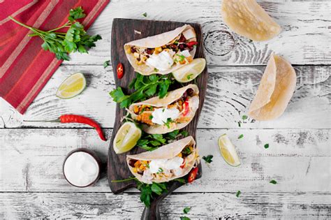 닭고기와 야채를 얹은 옥수수 토르티야의 타코와 사워 크림 사워 크림에 대한 스톡 사진 및 기타 이미지 사워 크림 타코 흰색 배경 Istock