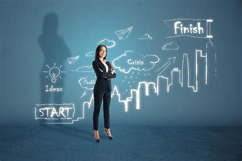 팔짱을 낀 매력적인 젊은 유럽 사업가와 도시의 성장과 성공은 그림자가 있는 콘크리트 벽 배경에 스케치를 하고 있다 리더십 업무 촉진 및 업무 개념 개념에 대한 스톡 사진 및