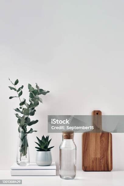 투명한 병 유칼립투스 가지가 있는 꽃병 집식물 흰색 배경에 나무 판이 있습니다 내부에 친환경 소재 공간을 복사하고 모의합니다 0명에 대한 스톡 사진 및 기타 이미지 Istock