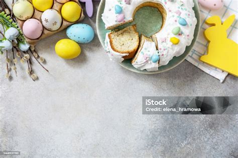 회색 돌 배경에 과자와 미니 초콜릿 계란 사탕으로 장식 된 유약 부활절 레몬 케이크 행복한 부활절 휴일 맛있는 디저트 위에서 본 모습 공간을 복사합니다 0명에 대한 스톡