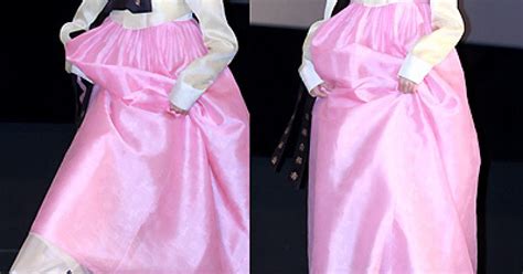 [포토엔]한복입은 유역비 버선실종 속치마가 자꾸 밟히네