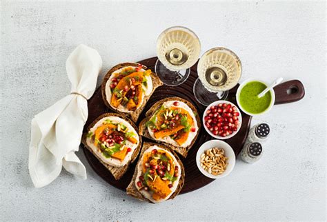 후 머 스와 Arugula Pesto와 서빙 보드에 구운된 호박 빵 간식 석류와 잣의 씨앗입니다 건강에 좋은 음식 브루스케타에 대한 스톡 사진 및 기타 이미지 Istock