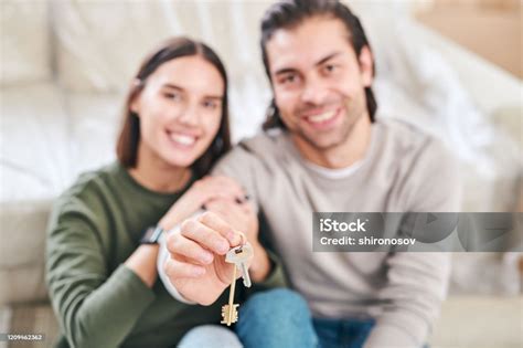 새로운 평면 또는 집에서 열쇠를 들고 젊은 남성의 손과 그의 아내 근처 2명에 대한 스톡 사진 및 기타 이미지 2명 가정 생활 가정의 방 Istock