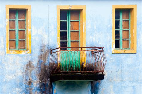 길에서 본 오래된 여러 가지 색의 풍화 된 집 외관의 세부 사항 건물 외관에 대한 스톡 사진 및 기타 이미지 건물 외관 건설 산업 주철 Istock