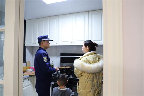 县消防救援大队入户上门送平安 部门 秀山网