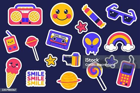 플랫 디자인의 Y2k 스티커 세트 미소 사탕 안경 플레이어 막대 사탕 카세트 외계인 무지개 아이스크림 별 행성 사진 필름 전화 기타가있는 컬렉션 레이블 벡터 일러스트 레이