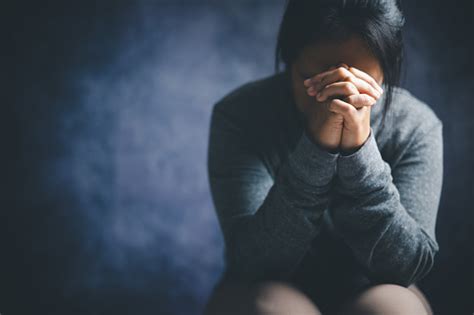 기독교 생활의 위기 하나님께 드리는 기도 여성은 더 나은 삶을 살기를 바라는 신의 축복을 숭배합니다 성경을 들고 하나님께 기도하는 여자의 손 용서를 구하고 선을 믿는다