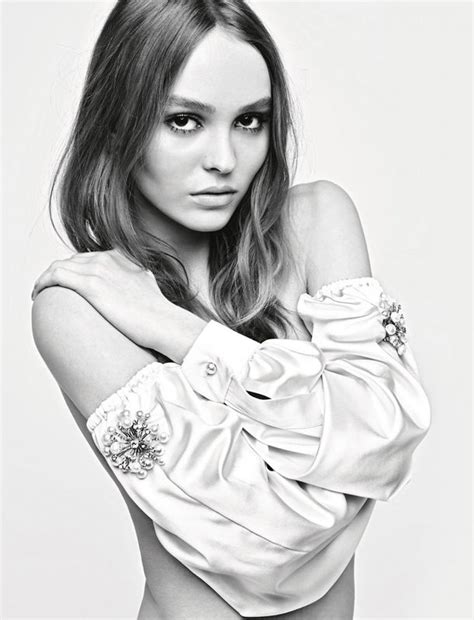 Lily Rose Depp úgy érzi híres szülei miatt még keményebben kell dolgoznia Starity hu