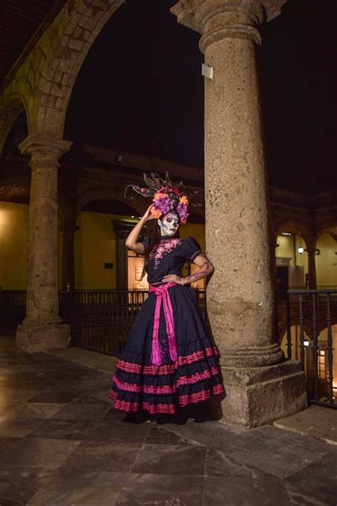 건축 디아 데 로스 미아 테스 라 칼라베라 카트리나 메이크업 멕시코 문화 멕시코 전통 멕시코 휴가 문화 유산 문화 축하 문화적 복장 밤 총 생생한 꽃