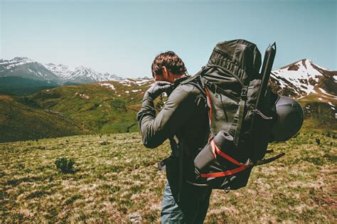 큰 배낭 등산 라이프 스타일 서바이벌 컨셉 어드벤처 야외 활동적인 여름 방학 등반 스포츠 기어 야생 자연 산여행 남자 개념에 대한 스톡 사진 및 기타 이미지 Istock